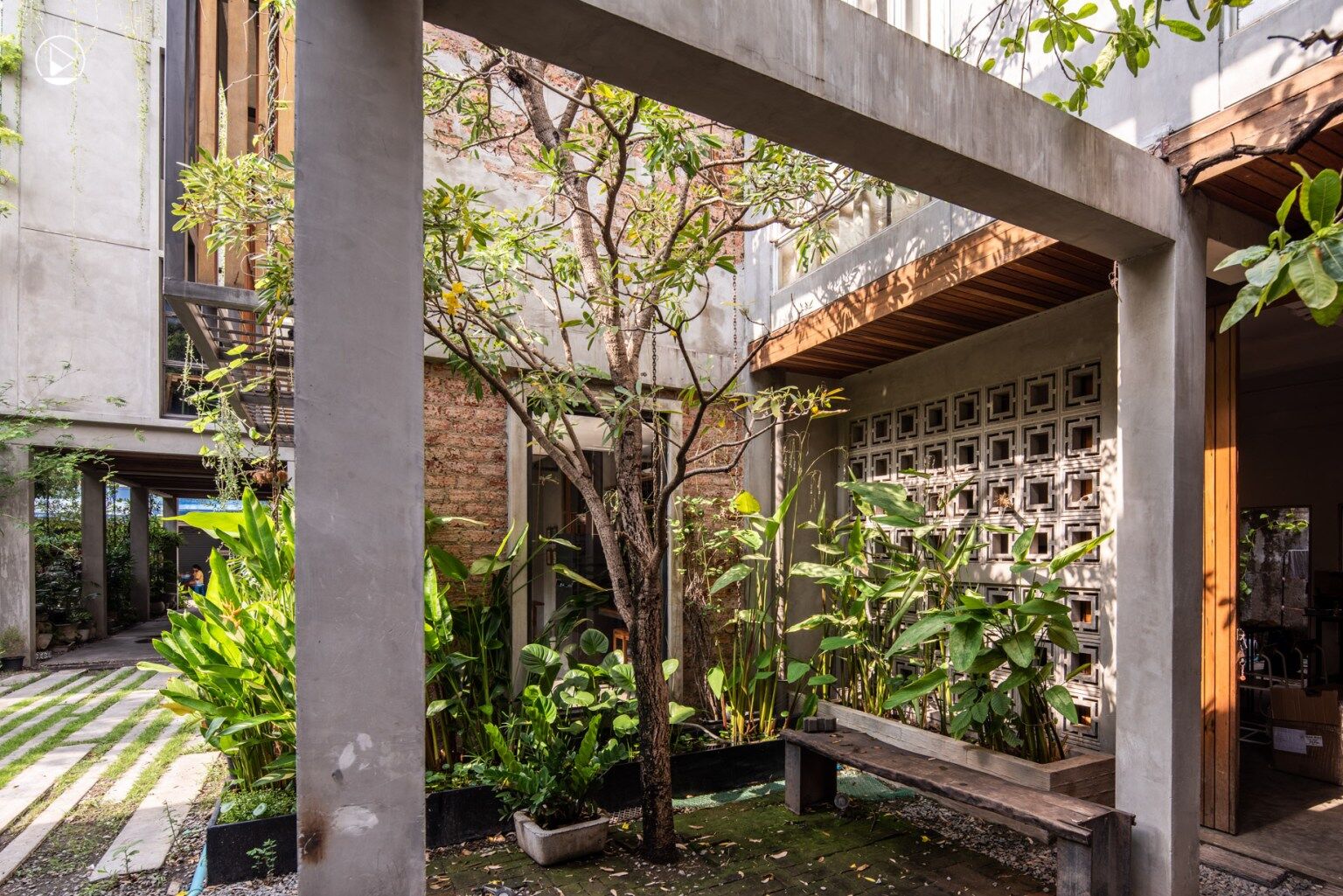 Tamni Hostel ต่อชีวิตห้องแถวเก่า กับความเชื่อในความงามที่ไม่จำเป็นต้อง ...
